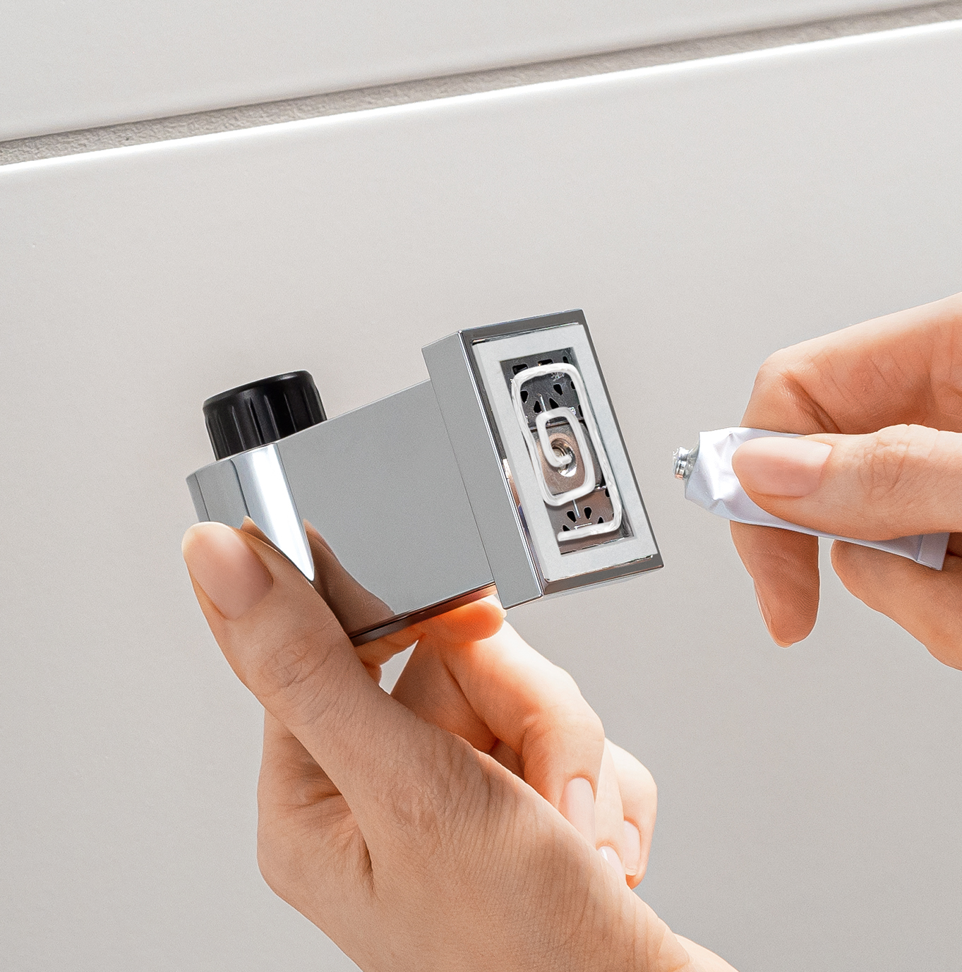 Brausestangen und Wandhalterungen zum Kleben oder Bohren | GROHE QuickFix